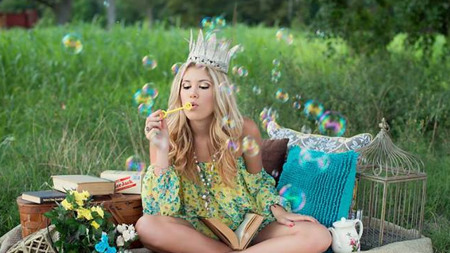 15 Fun Grad Photo Themes